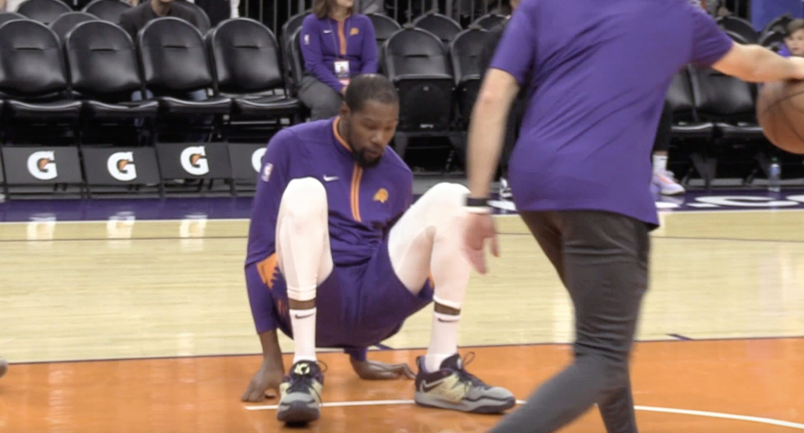 VIDEO – Kevin Durant slips during warmups, OUT with ankle injury